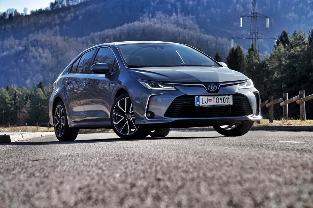 Kratek test: Toyota corolla sedan 1.8 VVT-i e-CVT HSD executive | AMZS