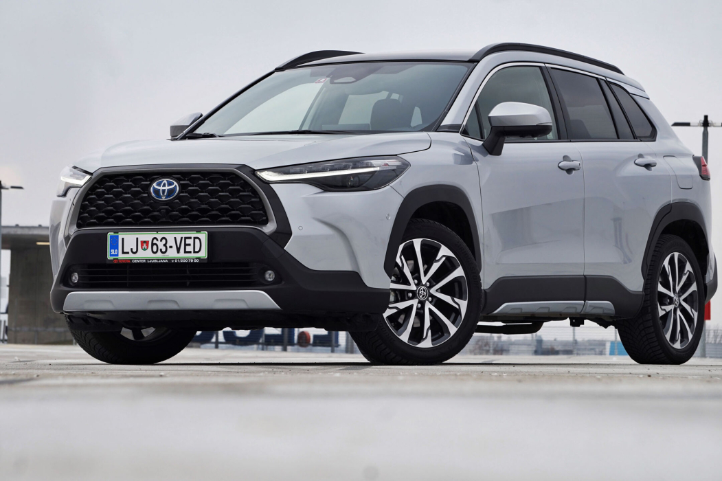 Test: Toyota corolla cross 2.0 HSD e-CVT AWD-i executive | AMZS