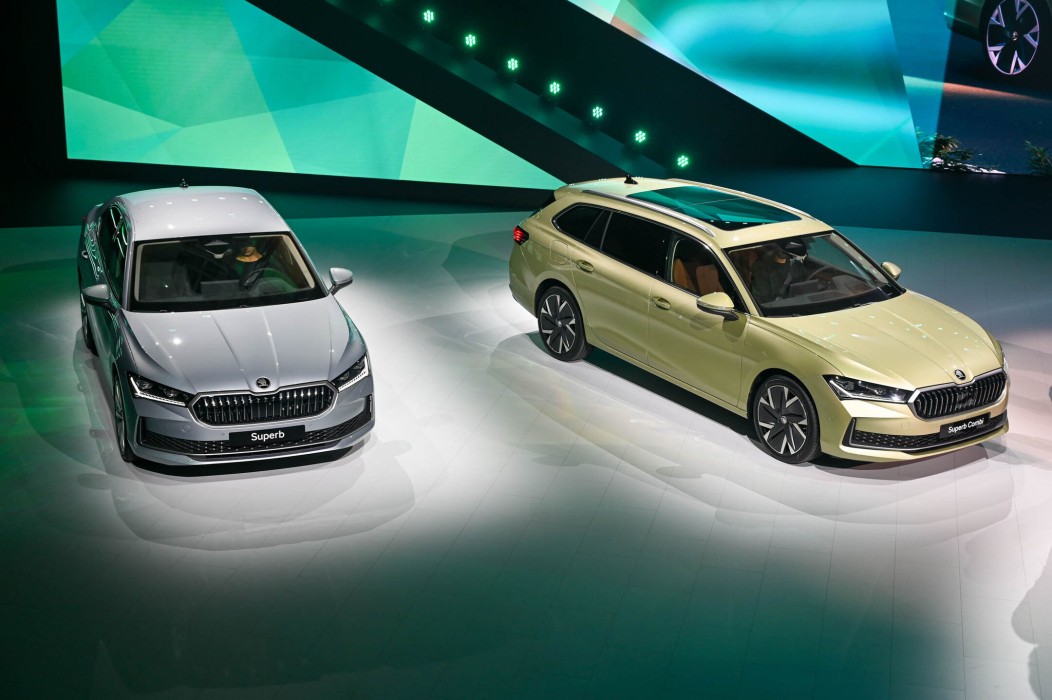 Prvi pogled: novi škoda superb | AMZS